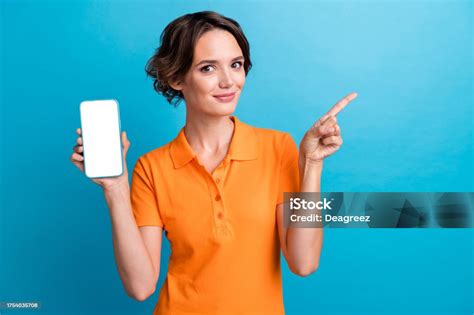 귀여운 예쁜 소녀 옷을 입은 폴로 채팅 사진 인스 타 그램 트위터 전보 페이스 북 가리키는 빈 공간 고립 된 파란색 배경 여자에 대한 스톡 사진 및 기타 이미지 Istock