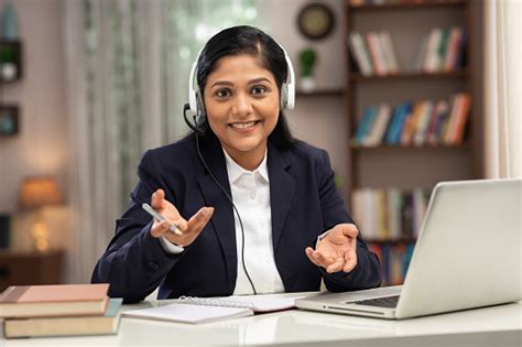 집에서 일하는 노트북을 사용하여 헤드셋을 가진 비즈니스 여성의 사진 스톡 사진 It 지원에 대한 스톡 사진 및 기타 이미지 It 지원 가정 생활 가정의 방 Istock