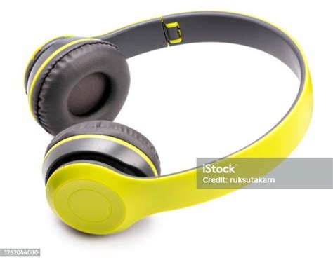흰색 배경에 격리 된 노란색 무선 헤드폰 노란색 헤드폰은 클리핑 경로와 흰색 배경에 격리 웃옷에 대한 스톡 사진 및 기타 이미지 Istock
