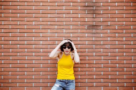 패션 행복 미소 Hipster 멋진 여자 선글라스 도시 벽돌 벽 배경에서 포즈 거리에 대한 스톡 사진 및 기타 이미지 거리 노랑 도시 Istock