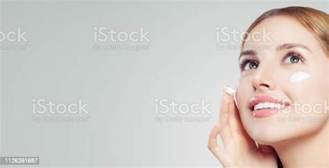 건강 한 피부와 아름 다운 여자 얼굴입니다 보습 화장품 크림을 적용 하는 귀여운 소녀 스킨케어 아름다움 및 얼굴 치료 개념 가꿔주기에 대한 스톡 사진 및 기타 이미지