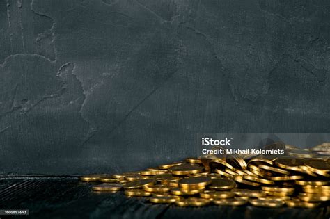 나무 탁자 위에 금화 검은 배경에 돈 공간을 복사합니다 보물 찾기칠판에 분필을 문질렀습니다 칠판 배경입니다 검은 돌 배경 가방에 대한 스톡 사진 및 기타 이미지 Istock