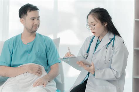 아랍 의사와 환자가 테이블에 앉아서 병원에 앉아있는 동안 의료 및 건강 관리 개념 물리 치료 의료 치료 및 건강 개념에 대해 이야기하고 있습니다 2명에 대한 스톡 사진 및