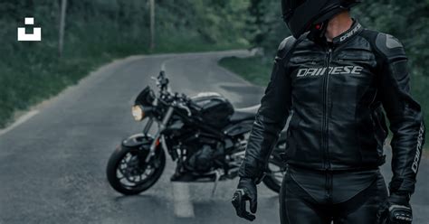 검은 가죽 재킷과 검은 헬멧을 쓴 남자가 낮 동안 도로에서 오토바이를 타고 있다 사진 Unsplash의 무료 프랑스 이미지