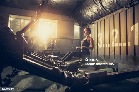 여자 선수는 체육관에서 열심히 훈련 피트니스와 건강한 삶의 개념 20 24세에 대한 스톡 사진 및 기타 이미지 20 24세 강사 건강한 생활방식 Istock