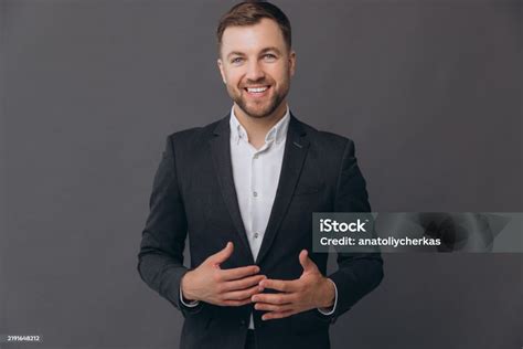 회색 스튜디오 배경에 고립 된 백인 밀레니엄 사업가 포즈 미소 정장을 입은 성공한 남자 강사 딕션 접힌 손으로 말하기 30 34세에 대한 스톡 사진 및 기타 이미지 Istock