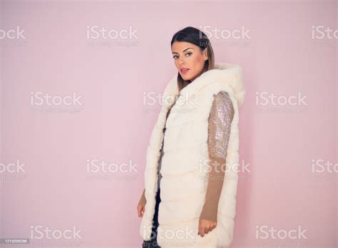 고립 된 분홍색 배경 위에 서있는 세련된 옷을 입고 젊은 아름다운 여자 갈색 머리에 대한 스톡 사진 및 기타 이미지 갈색
