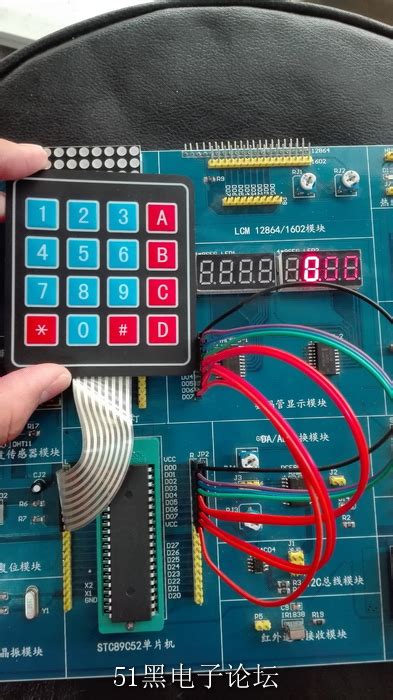 基于单片机设计的简易计算器 能实现基本的加减乘除和清零 51单片机