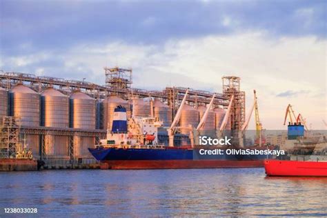 강 항구에서 벌크 캐리어 선박 건조화물 곡물 엘리베이터 무역 농촌 해양 시설 화물선 일몰 보기입니다 물 위에 공장을 곡초류에 대한 스톡 사진 및 기타 이미지 Istock