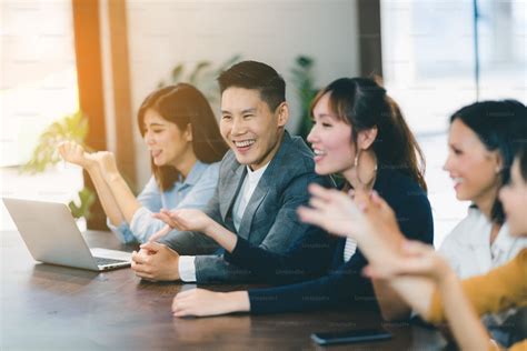 공동 작업 공간 사무실에서 일하는 사람들의 성공적인 비즈니스 그룹 사진 Unsplash의 개념 이미지