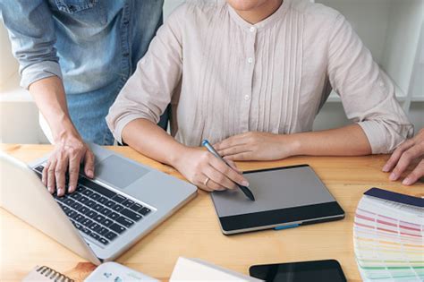 창의적인 프로젝트에 색상 샘플 선택 색상 견본 샘플 브레인스토밍 계획 파트너십 함께 작업 하는 젊은 동료 디자이너 크리에이 티브 그래픽 디자인 작업 바탕 화면 Cmyk에