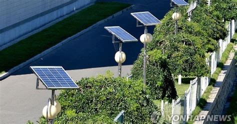 태양광 전지판 설치된 북한 거리