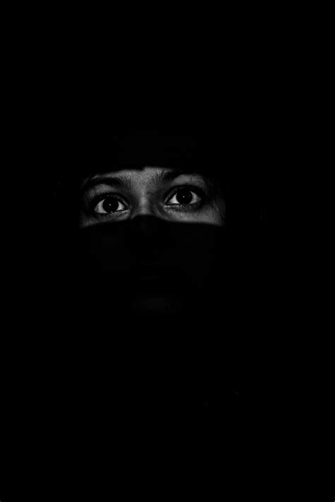 감정 강렬함 강한 검은색 배경 관념적인 광장 그림자 기하학적 깊은 남성 남자 다이나믹한 대조 독창성 드라마 모난 미스터리 분위기 비주얼