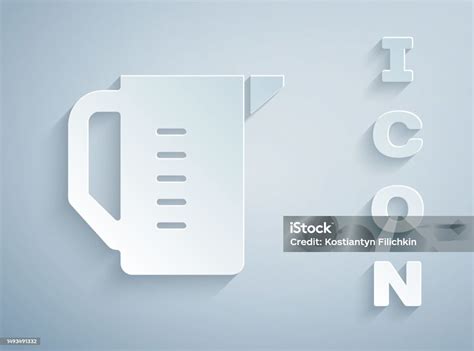 종이 잘라 회색 배경에 고립 된 건조하고 액체 음식 아이콘을 측정하기 위해 측정 컵을 잘라 손잡이가 달린 플라스틱 졸업 비커 종이 아트 스타일 벡터 3차원 형태에 대한 스톡