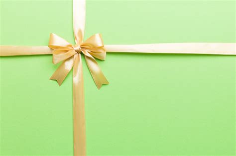 골드 리본의 상단 보기 압연 및 노란색 활 은 컬러 배경에 격리 복사 공간이 있는 플랫 레이 1위에 대한 스톡 사진 및 기타 이미지 Istock