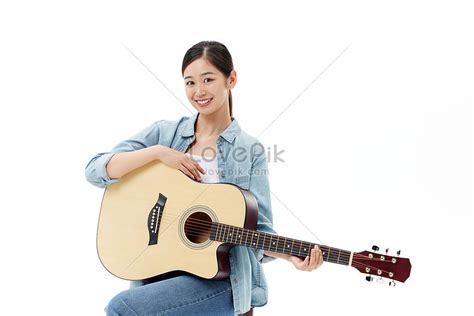 기타를 연주하는 젊은 여성 사진 무료 다운로드 Lovepik