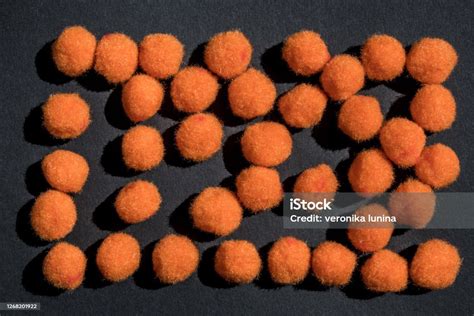 할로윈 축제 배경 검은 색 배경에 무작위로 흩어져 오렌지 솜털 폼 폼 맨 위 보기입니다 공간을 복사합니다 0명에 대한 스톡 사진 및 기타 이미지 Istock