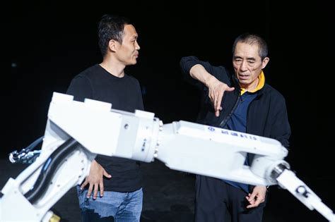 张艺谋搭档越疆科技参演对话寓言2047新闻中心越疆协作机器人授权服务商