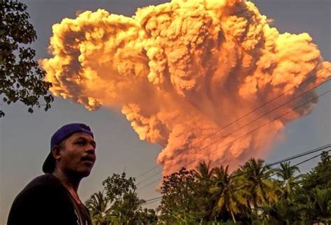 إجلاء السكان وإلغاء الرحلات الجوية ثوران متجدد لبركان إندونيسيا