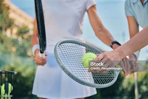 테니스 훈련 야외 잔디에서 여성 및 운동 선수와 손과 공 강사 또는 코치 피트니스 동기 부여 및 도움 운동 스포츠 레슨 및 운동 코트에서 가르치고 배우기 2명에 대한 스톡