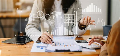 디지털 다이어그램 그래프 인터페이스 가상 아이콘의 개념 비즈니스 분석가 팀은 사무실에서 시작 프로젝트와 함께 스마트폰 및 태블릿에서 현대적인 비즈니스 전략을 논의합니다 2