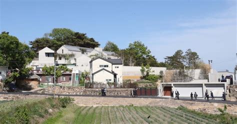 文 사저 방호관 차로 받은 60대 구속…비서관 커터칼 협박도