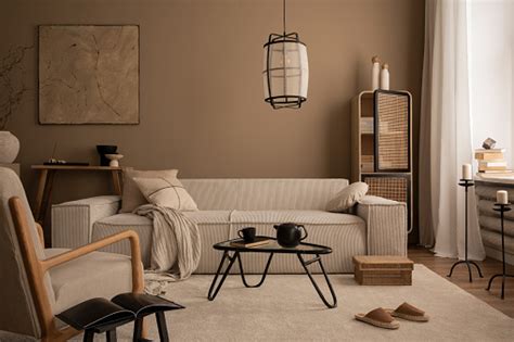 모형 포스터 프레임 모듈식 소파 트래버틴 커피 테이블 회색 안락의자 등나무 찬장 램프 및 개인 액세서리가 있는 따뜻한 거실