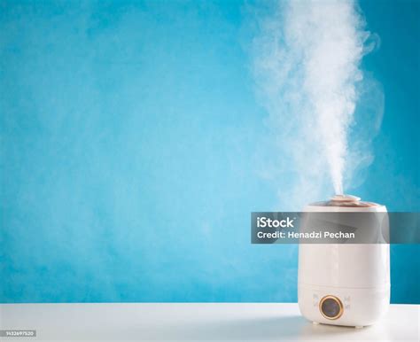 파란색 배경에 공기 가습을위한 현대적인 장치 습식 증기 가습기 텍스트 공간 복사 0명에 대한 스톡 사진 및 기타 이미지 0명