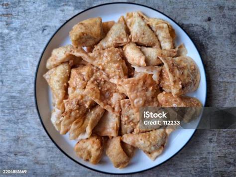 튀긴 생선 만두 두부 미트볼 땅콩 소스를 곁들인 맛있는 바타고르 또는 바크소 바소 타후 고렝 인도네시아 음식 메뉴 상의 모습 0명에 대한 스톡 사진 및 기타 이미지 Istock