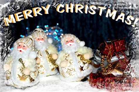 3 재미 있는 장난감 산타 조항 음악가 눈과 빛나는 배경에 비문 메리 크리스마스에 그들의 선물 0명에 대한 스톡 사진 및 기타
