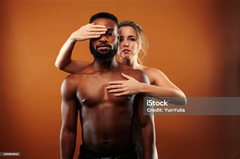 젊은 예쁜 커플 다양한 인종 함께 갈색 배경에 민감한 포즈 라이프 스타일 사람들 개념 개념에 대한 스톡 사진 및 기타 이미지 개념 관능 긍정적인 감정 표현 Istock