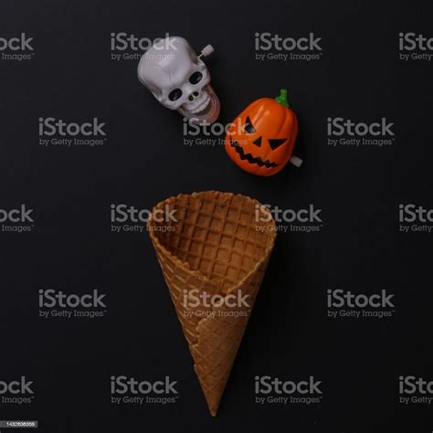 할로윈 최소 레이아웃 검은 배경에 잭 호박 머리와 해골이 있는 와플 콘 평면도 플랫 레이 0명에 대한 스톡 사진 및 기타 이미지 Istock