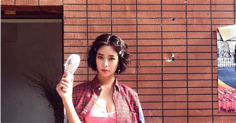클라라 핑크색 비키니 입고 완벽 몸매 과시선명 복근라인