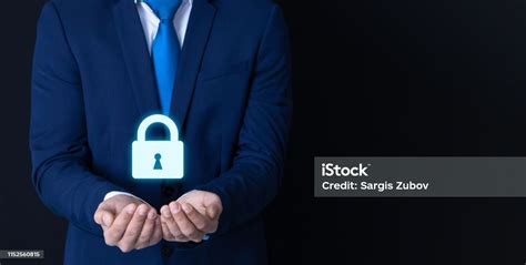 사업가는 자물쇠를 들고 있습니다 보안 아이콘 비즈니스 컨셉 가상현실에 대한 스톡 사진 및 기타 이미지 가상현실 검은색 결정 Istock