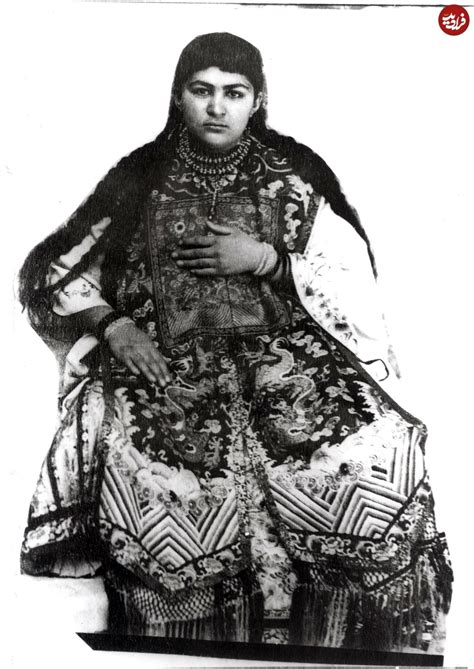 عکس هایی دیدنی از دوران قاجار؛ زنان ناصرالدین شاه با لباس چینی و اردکی که همیشه با خواجه حرمسرا