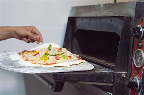 레스토랑의 전기 오븐에 생 피자를 배치하는 요리사의 손 직업적인 건강에 좋지 않은 음식에 대한 스톡 사진 및 기타 이미지 건강에 좋지 않은 음식 공란 금속 Istock