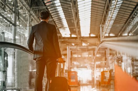 공항 터미널에서 걷는 손 가방을 가진 사업가 공항의 여객 출국 터미널을 통과하는 동안 가방을 들고 있는 사업가 실업가 여행자 여행 비즈니스 여행 걷기에 대한 스톡 사진 및