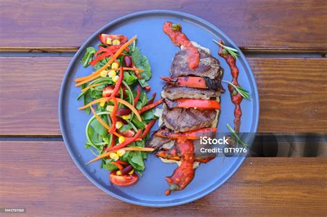 접시에 샐러드 튀긴 감자 소스를 곁들인 쇠고기 볶음 스테이크 음식과 야채 개념 레스토랑 및 메뉴 테마 레드 와인과 함께 0명에