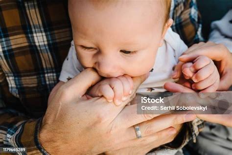 아빠와 엄마의 손에 작은 아이 손 아기 소년과 놀고있는 아빠와 엄마의 초상화 함께 시간을 보낸다 가정 생활에 대한 스톡 사진 및 기타 이미지 Istock