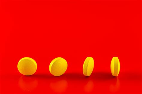 노란색 색의 약 알약이 연속으로 표시됩니다 부드러운 그림자 매크로 샷과 빨간색 배경에 격리 텍스트의 공간을 복사합니다 0명에 대한 스톡 사진 및 기타 이미지 Istock