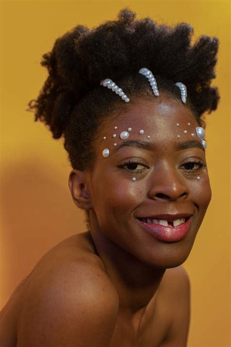 개성 나타내는 노란색 배경 대담한 메이크업 모델 미소 보석 브론즈 스킨 선명한 수직 쐈어 스타일 스튜디오