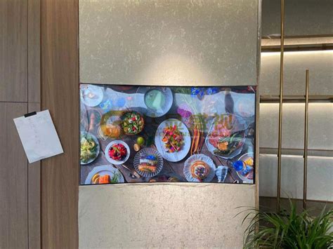 启航时代广场oled柔性屏拼接屏案例，本次oled柔性拼接显示屏安装项目坐标位于陕西的启航时代广场，作为广场的商业展示区域，该项目多个区域均