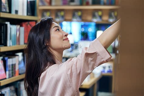 서점에서 책을 읽는 젊은 여성 사진 무료 다운로드 Lovepik