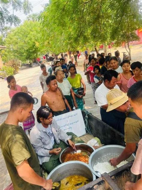 ဆားလင်းကြီးမြို့နယ်တွင် စစ်ရှောင်ပြည်သူများ အစားအ သောက်များကျွေးမွေး