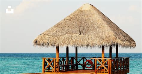 바다 위에 초가 지붕이있는 나무 부두 사진 Unsplash의 무료 말레디벤 이미지