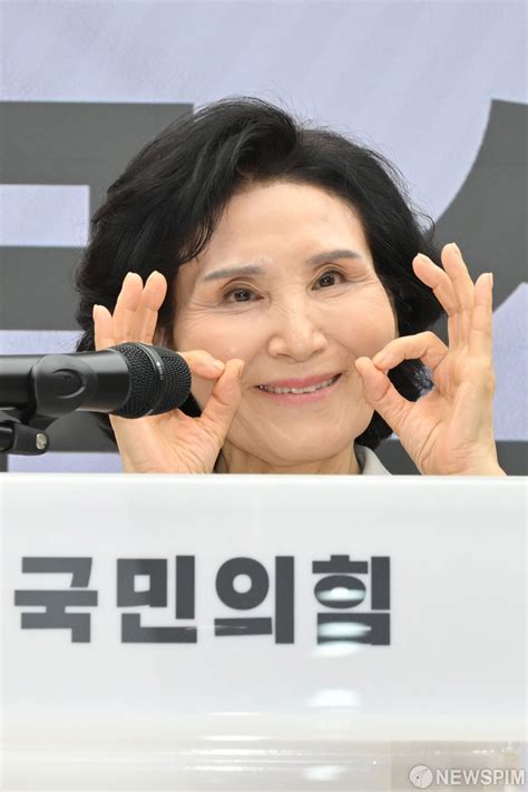 설난영 여사 밝은 미소 지으며