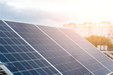 Солнечные панели на крыше дома в городе Концепция экологического электричества Премиум Фото