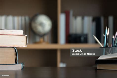 교육 학습 개념입니다 오래된 교과서가 펼쳐진 도서관의 책 독서 책상에 문학 텍스트 아카이브 더미 학교 학습 교실 배경의 책장 통로 0명에 대한 스톡 사진 및 기타 이미지