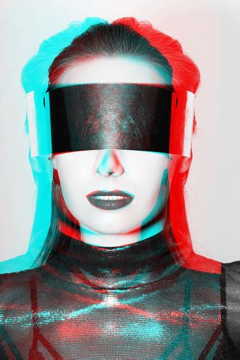 Rgb 색상 분할 효과 스타일로 눈을 가리는 금속 안경 또는 헬멧을 쓴 추상 여성 스튜디오 초상화 3차원 형태에 대한 스톡 사진 및 기타 이미지 Istock