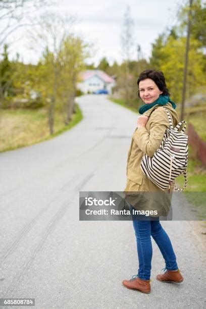 성숙한 스칸디나비아 여자 야외 거리에 서의 전체 길이 초상화 45 49세에 대한 스톡 사진 및 기타 이미지 45 49세 갈색 머리 거리 Istock
